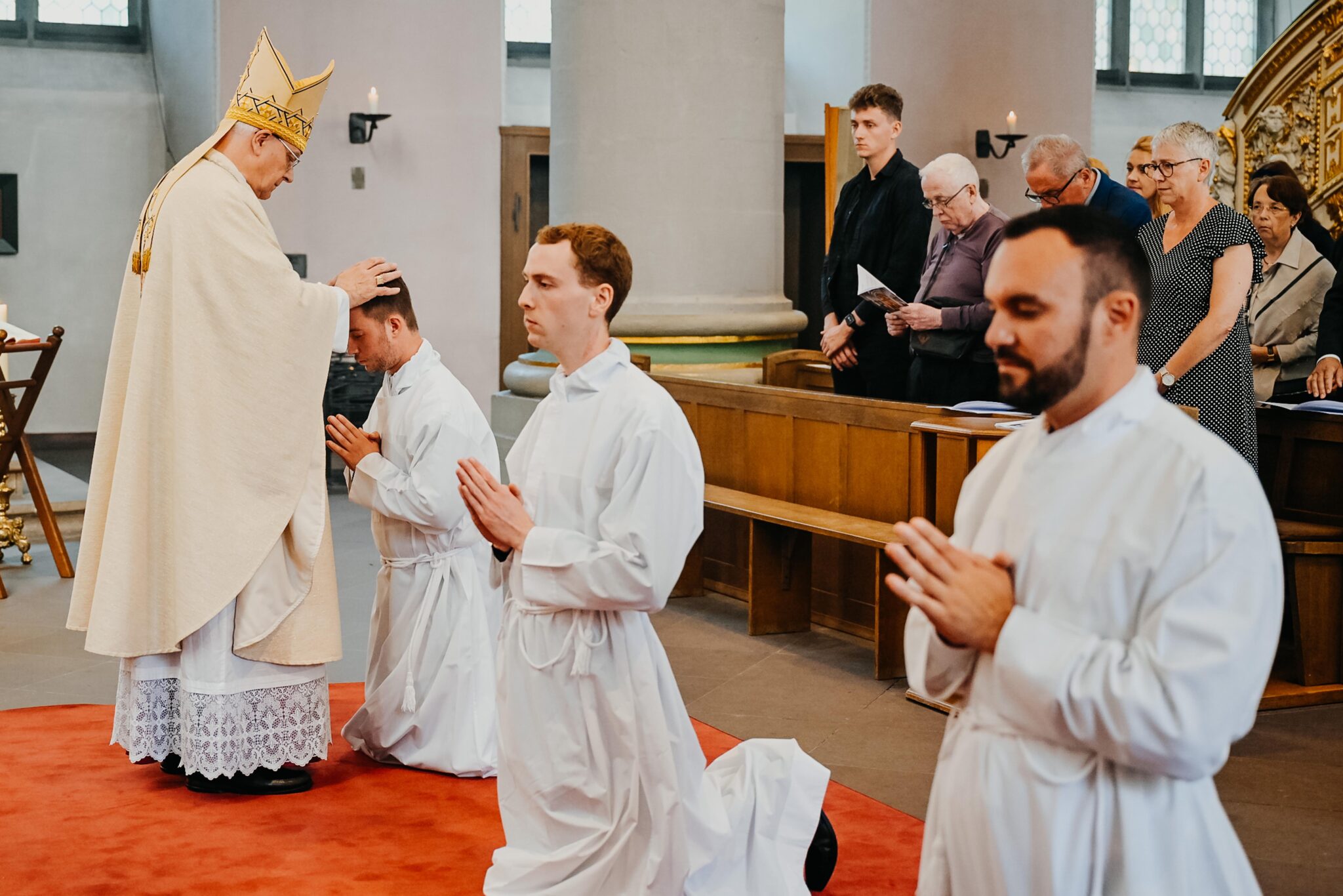 Weihbischof Matthias König weihte Jens Baronowsky, Tobias Goltsch und ...