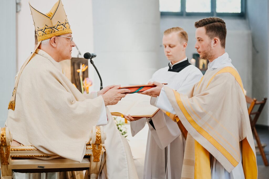 Weihbischof Matthias König weihte Jens Baronowsky, Tobias Goltsch und ...